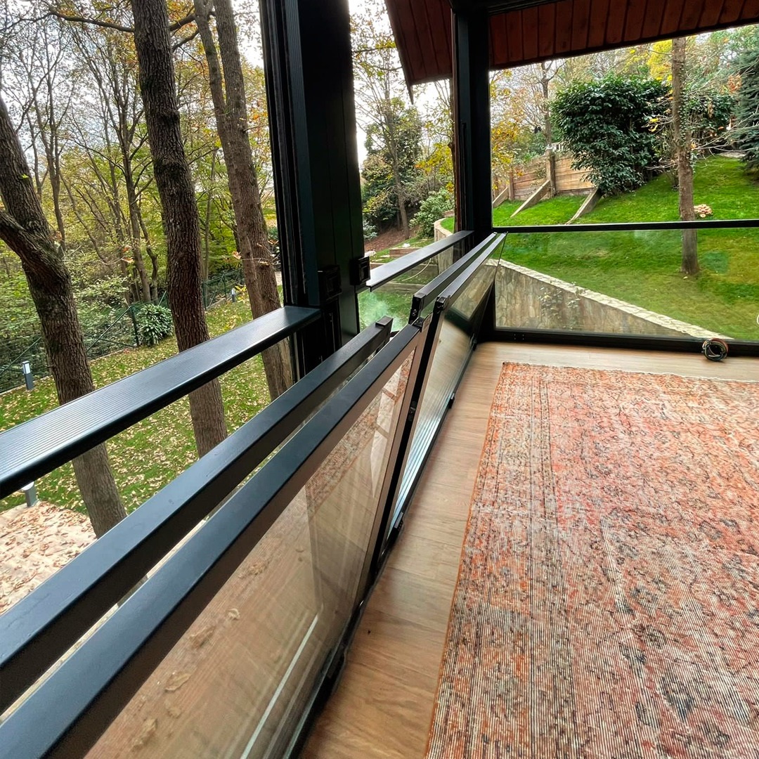 Valedo MotionGlass- Sistem Ghilotina pentru Inchideri Terase